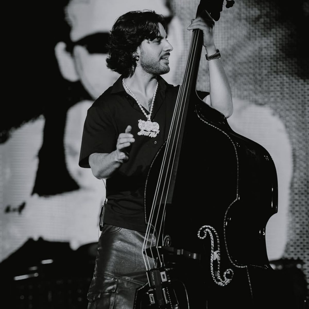 ¿Quién es Moisés López? El tololoche de Fuerza Regida - Sonica